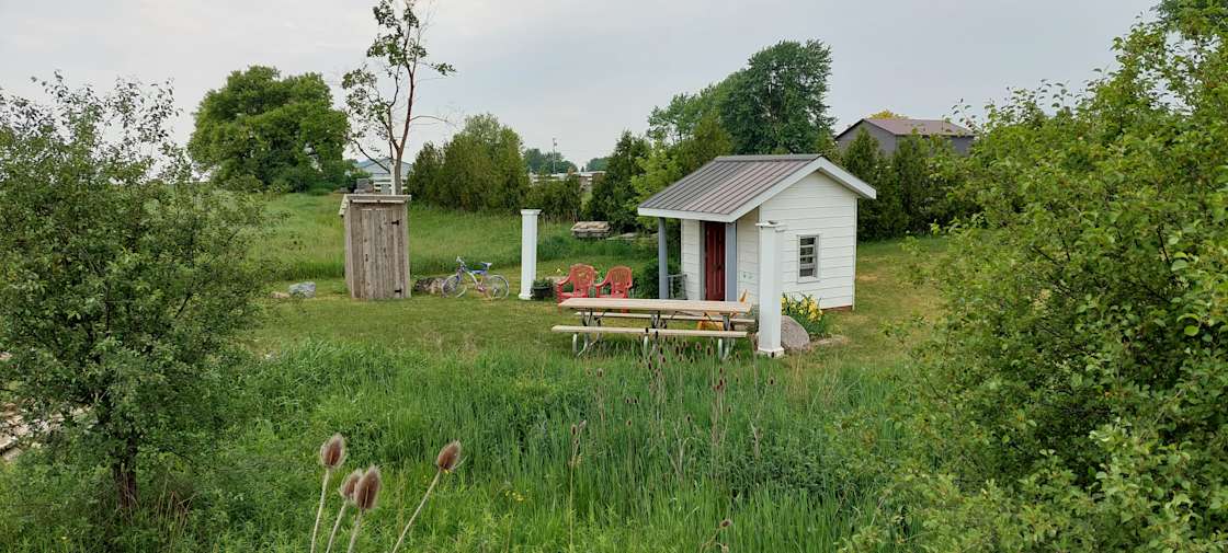 Cottonwood Manor - Hipcamp in Newton, Ontario