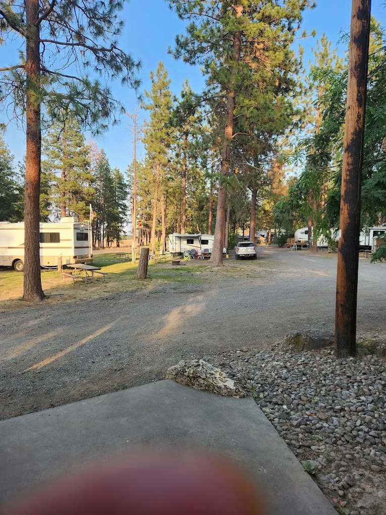 Pine Hollow Lakeside Resort - Hipcamp in Tygh Valley, Oregon