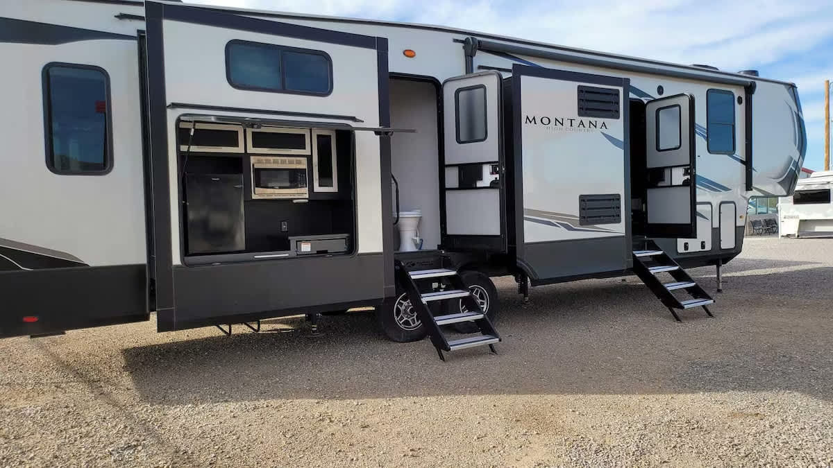 Ria's Ranch, 5th Wheel - Hipcamp in Rio Linda, California